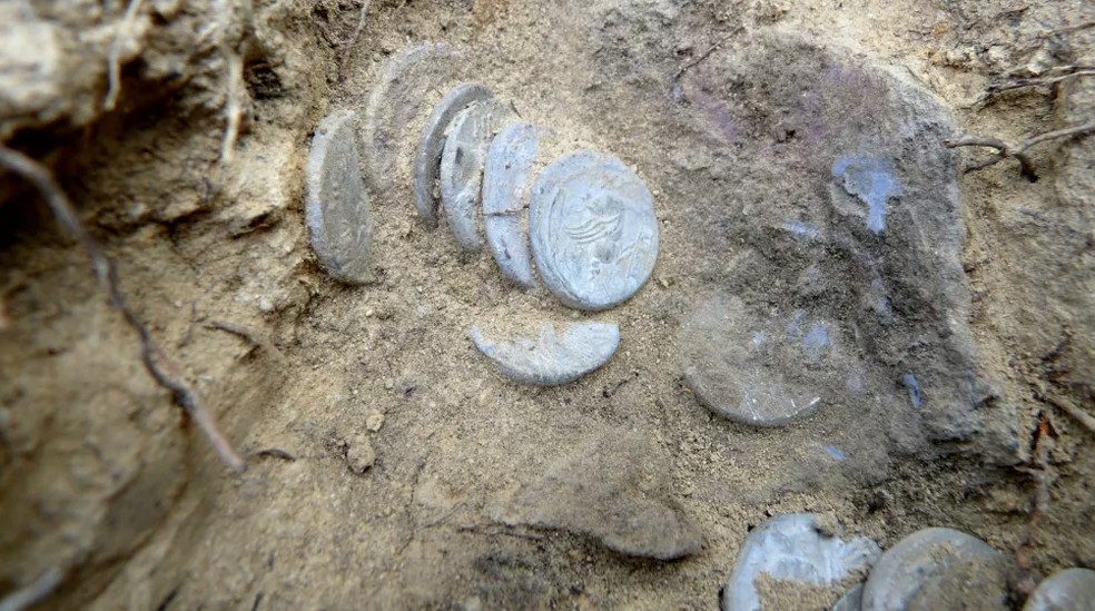 Pote moedas de prata romanas de mil anos é descoberto na Itália Arqueologia Galileu