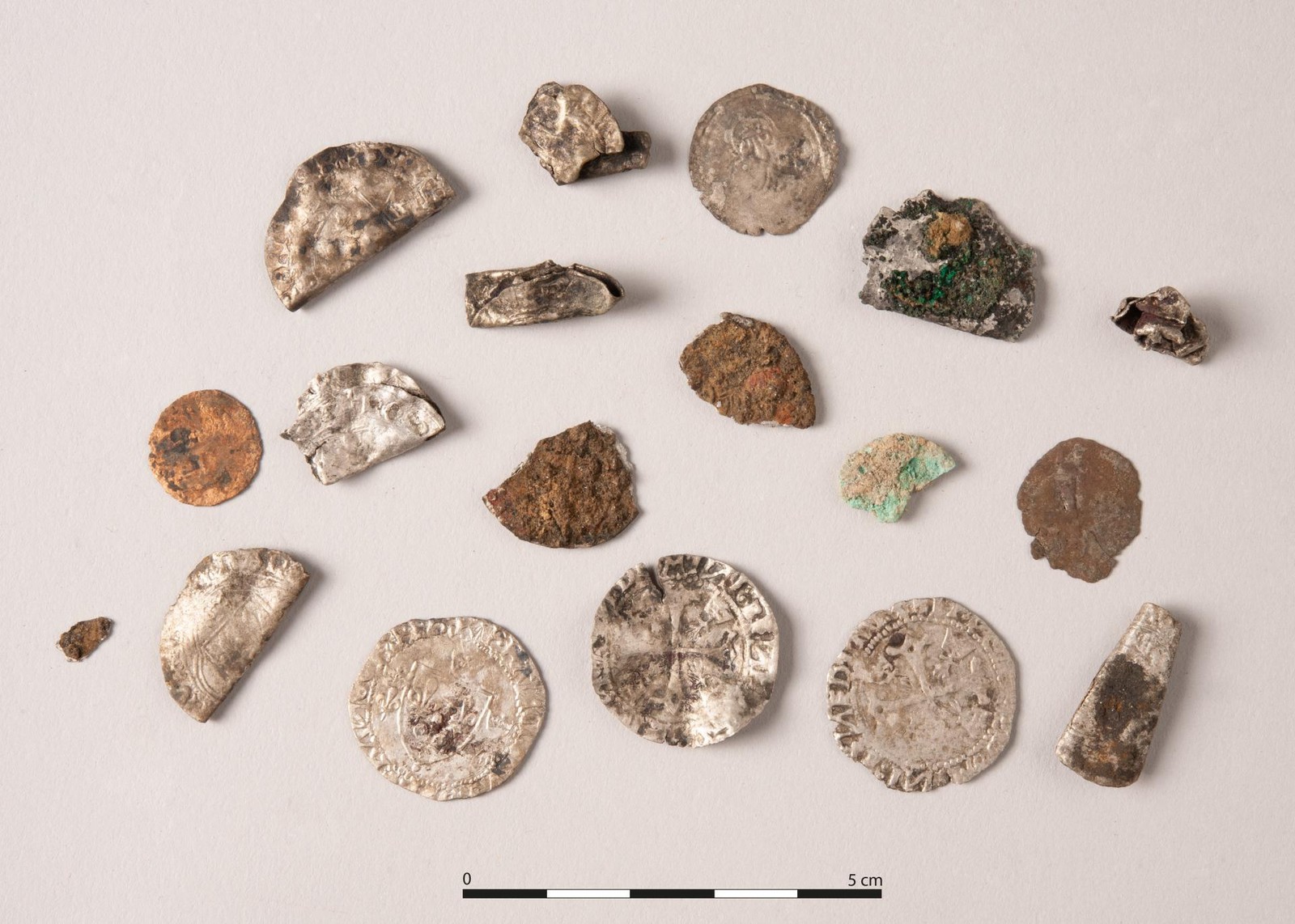 Arqueólogos escavam castelo medieval do século 14 embaixo de hotel francês