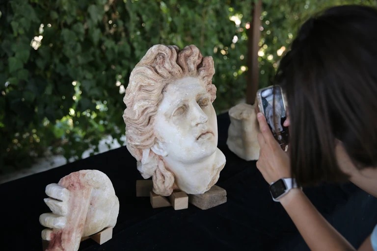 Estátua grega de Cila, ninfa transformada em monstro marinho, é achada ...