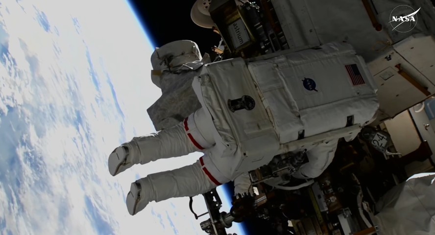 Astronautas "presos" no espaço fazem 1ª caminhada juntos para coletar ...