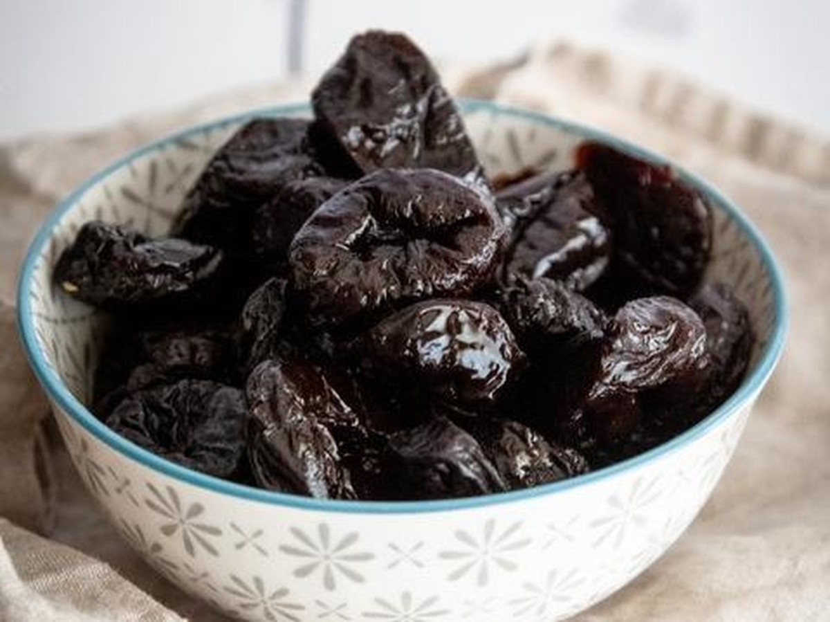 Consumo de ameixas secas pode ser benéfico na pós-menopausa, diz estudo ...