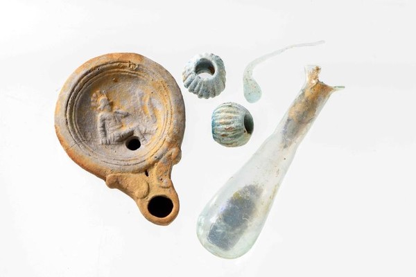 Cama e outros artefatos romanos de 2 mil anos são achados em Londres