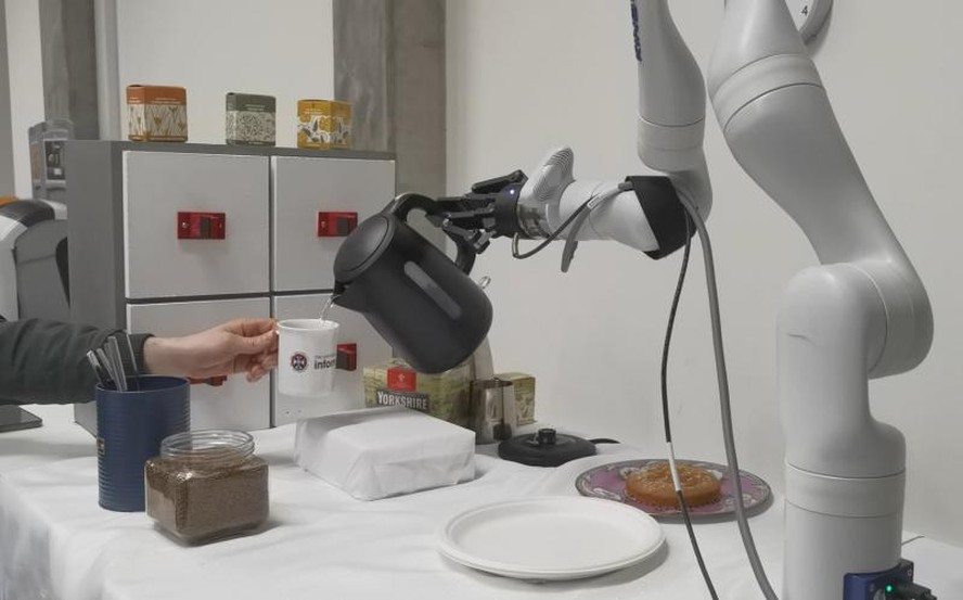 Novo robô barista faz café, decora pratos e ainda se adapta a ...