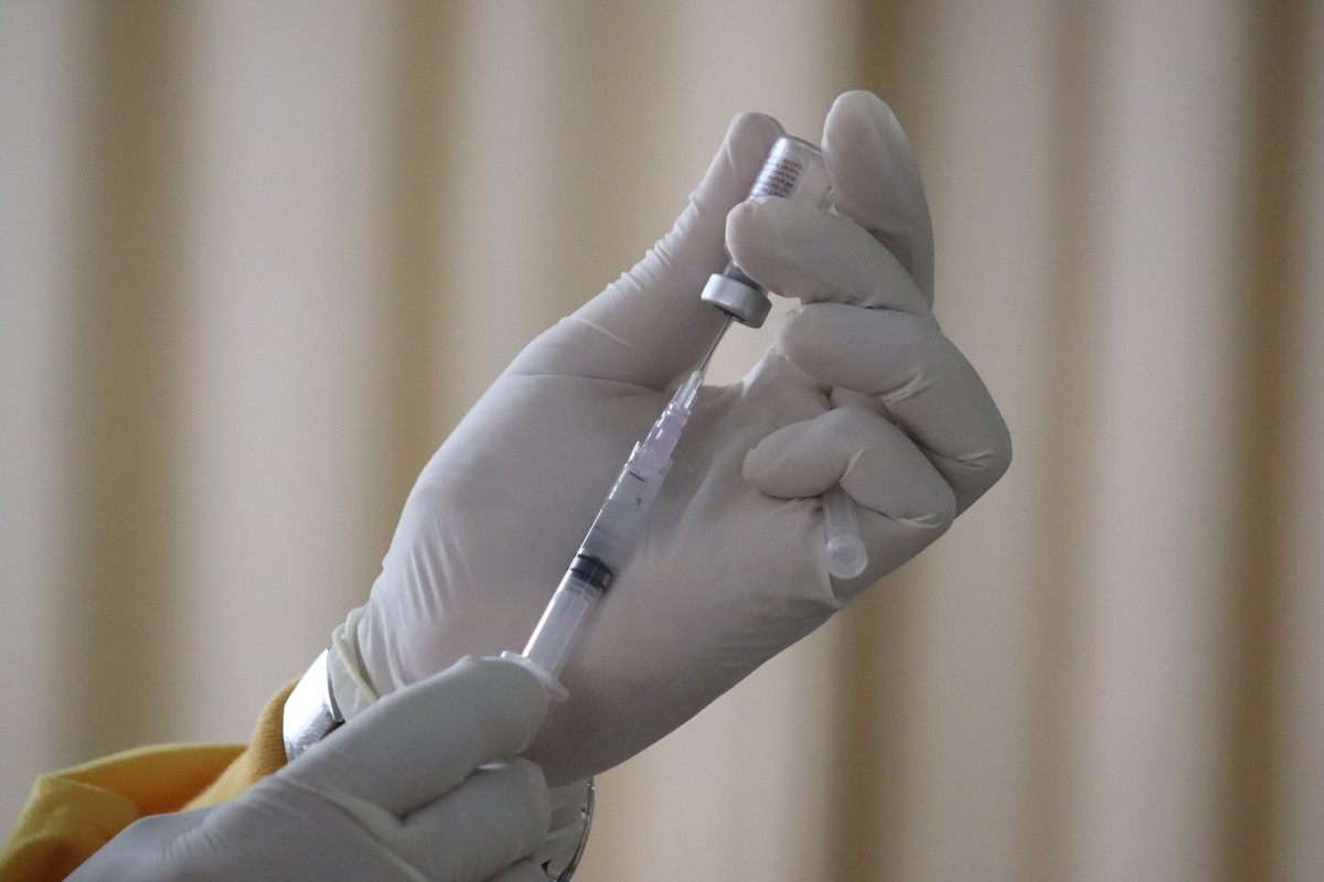 Como funciona a vacina de mRNA estudada contra câncer de pele agressivo