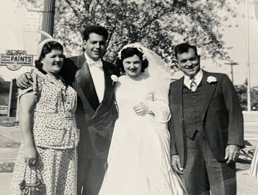 Biblioteca devolve foto de casamento de 1953 achada em livro para ...