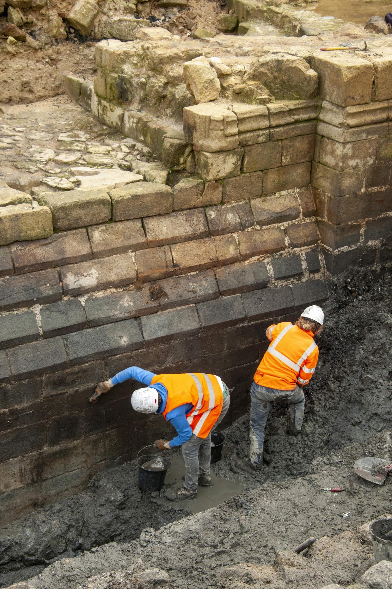 Arqueólogos escavam castelo medieval do século 14 embaixo de hotel francês