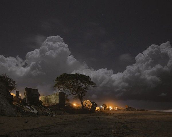 Em ensaio premiado, fotógrafo escancara avanço do mar sobre cidade no ...