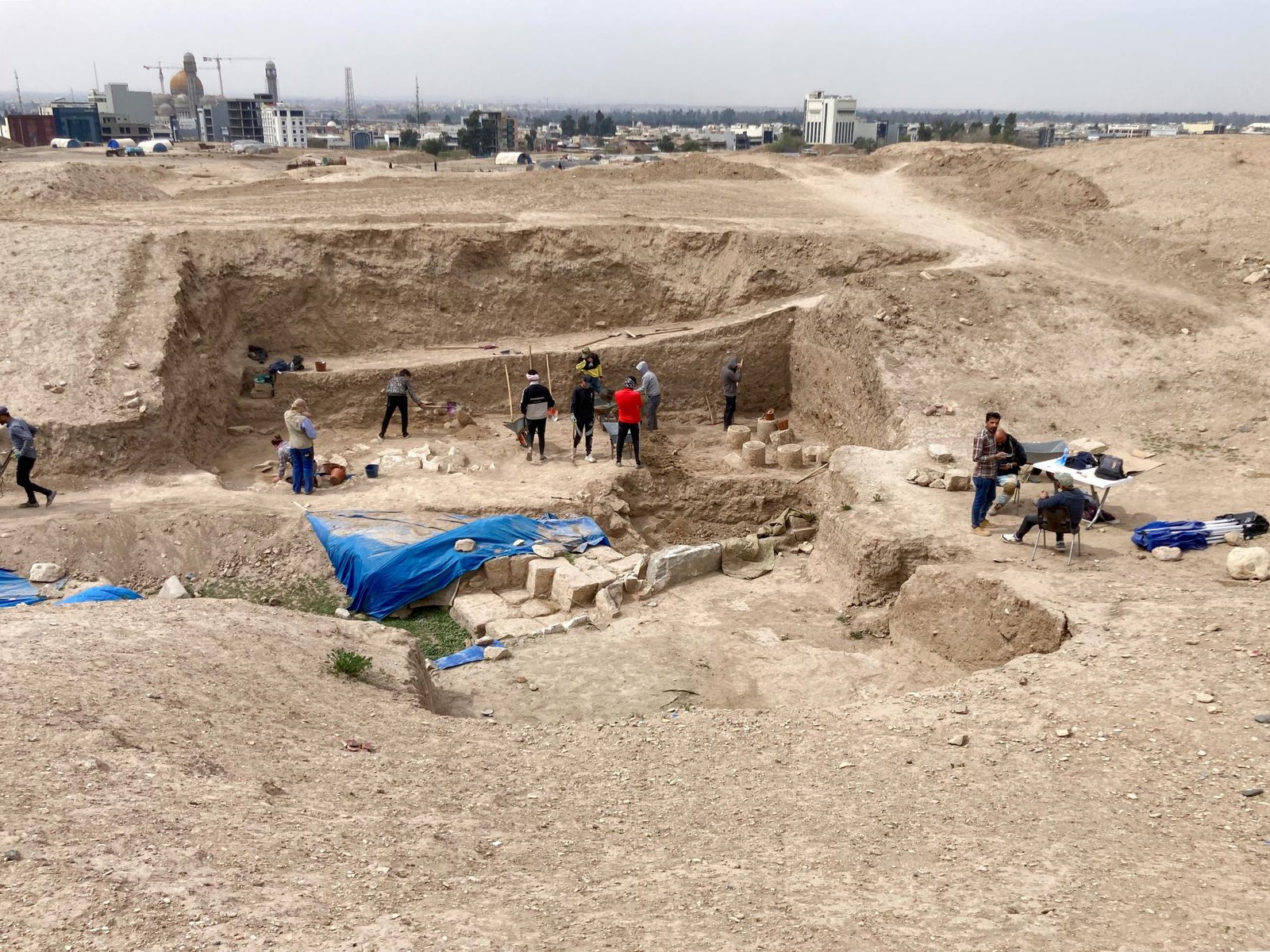 Arqueólogos encontram monumentos de rei assírio e divindades no Iraque ...