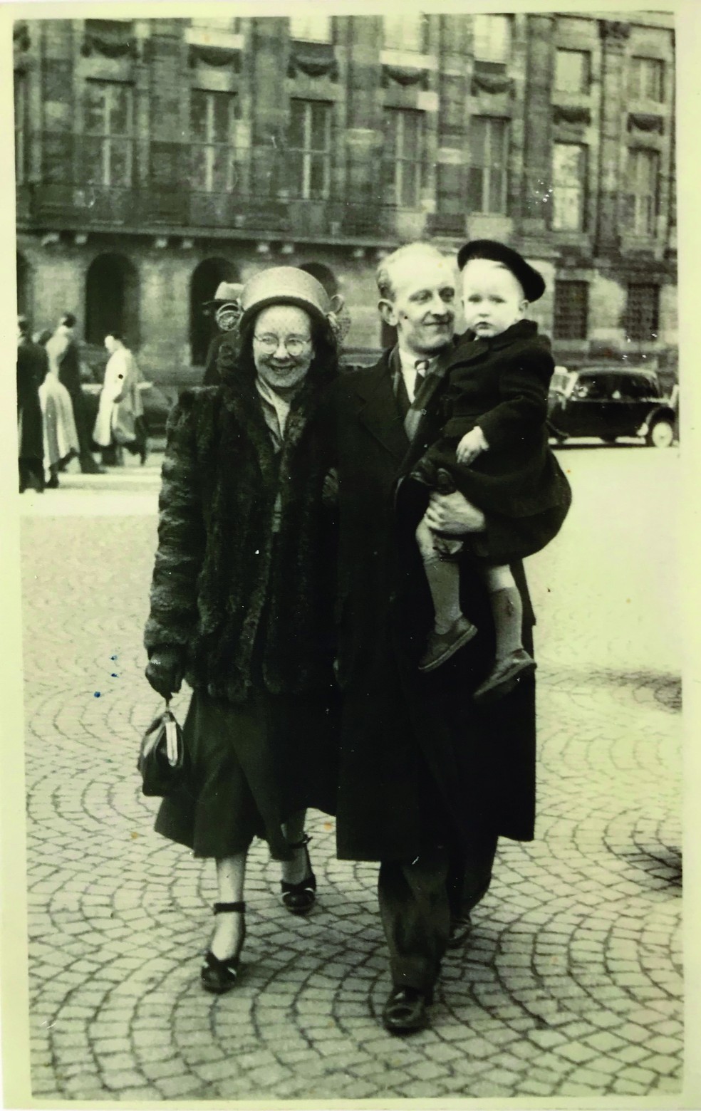 Filho de mulher que escondeu Anne Frank tem suspeita de quem entregou ...