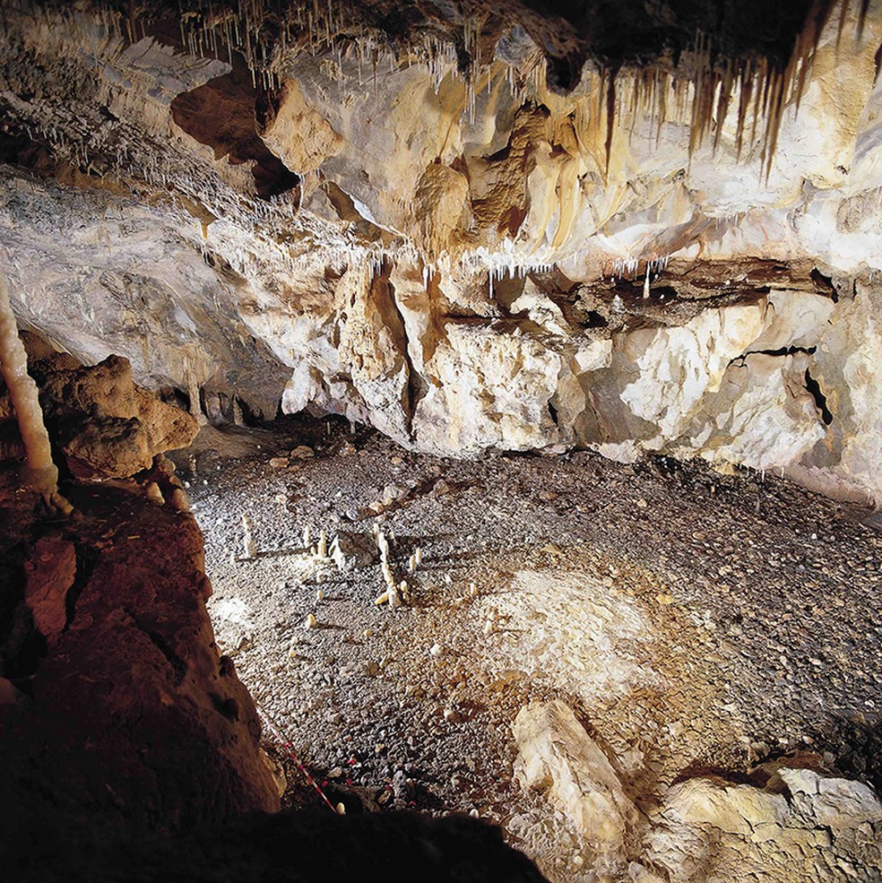 'Casa' intacta de 16,8 mil anos é achada com artefatos em caverna na ...