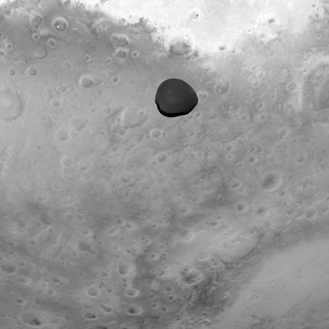 Sonda da ESA faz sobrevoo por lua de Marte e registra imagens inéditas