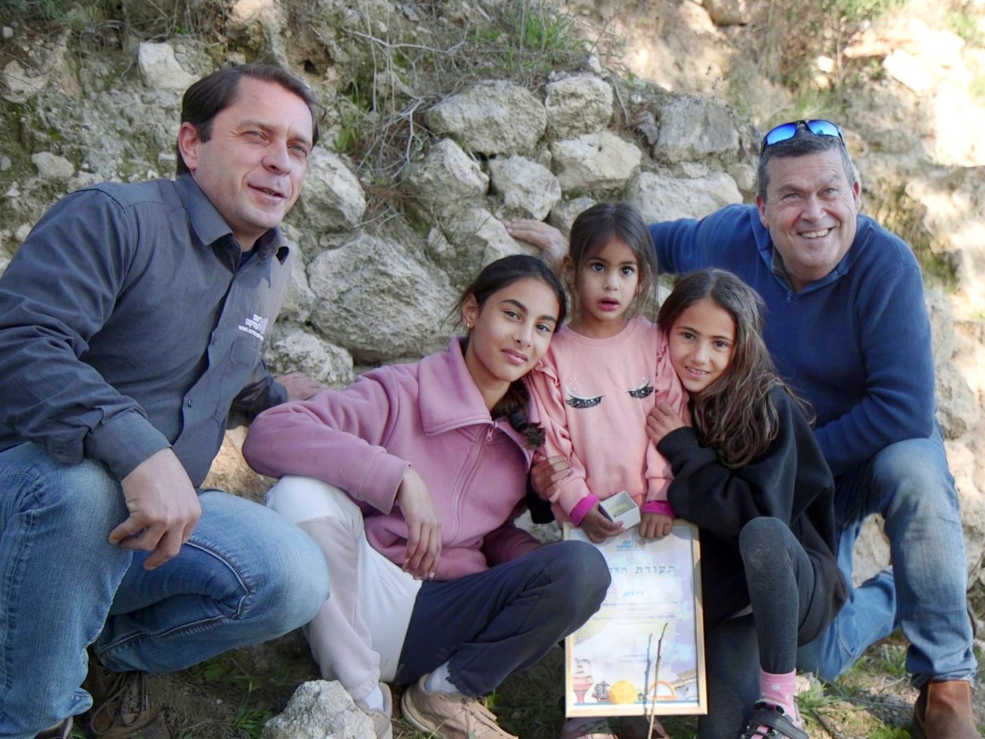 Durante passeio em família, menina de 3 anos acha raro amuleto de 3,8 mil anos | Arqueologia ...