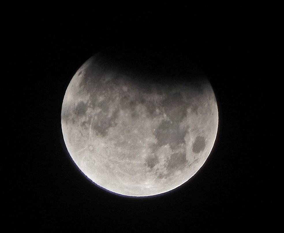 Eclipse parcial da Lua: saiba o que é e como assistir na noite de hoje ...