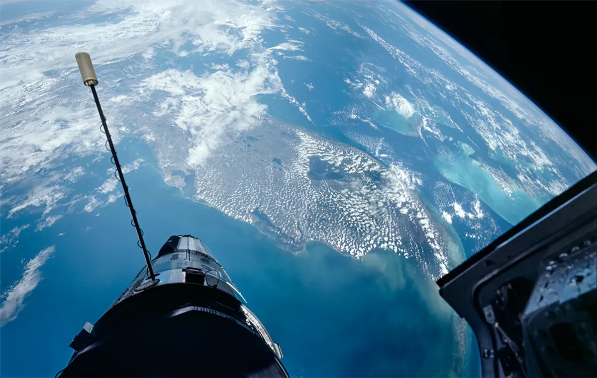 1ª selfie no espaço é remasterizada junto de outras imagens da era pré ...