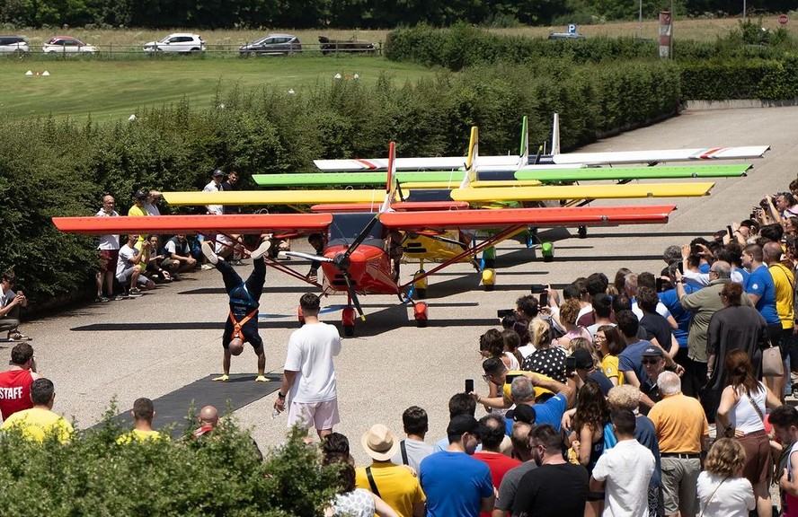 Italiano puxa 3 aviões plantando bananeira e quebra recorde; assista