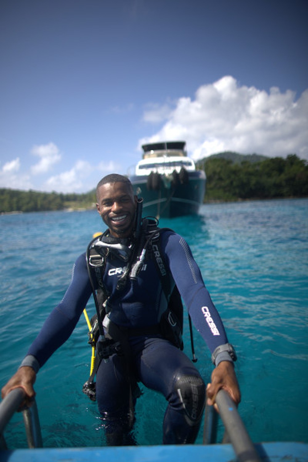 Ex-fuzileiro naval mergulha nos 7 continentes em 19 dias para quebrar ...