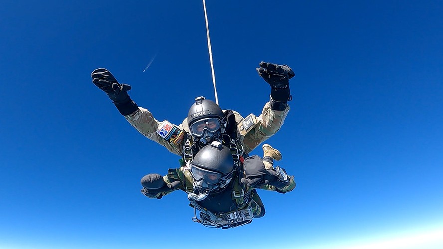 Americano perfura os tímpanos ao realizar o maior salto duplo da ...