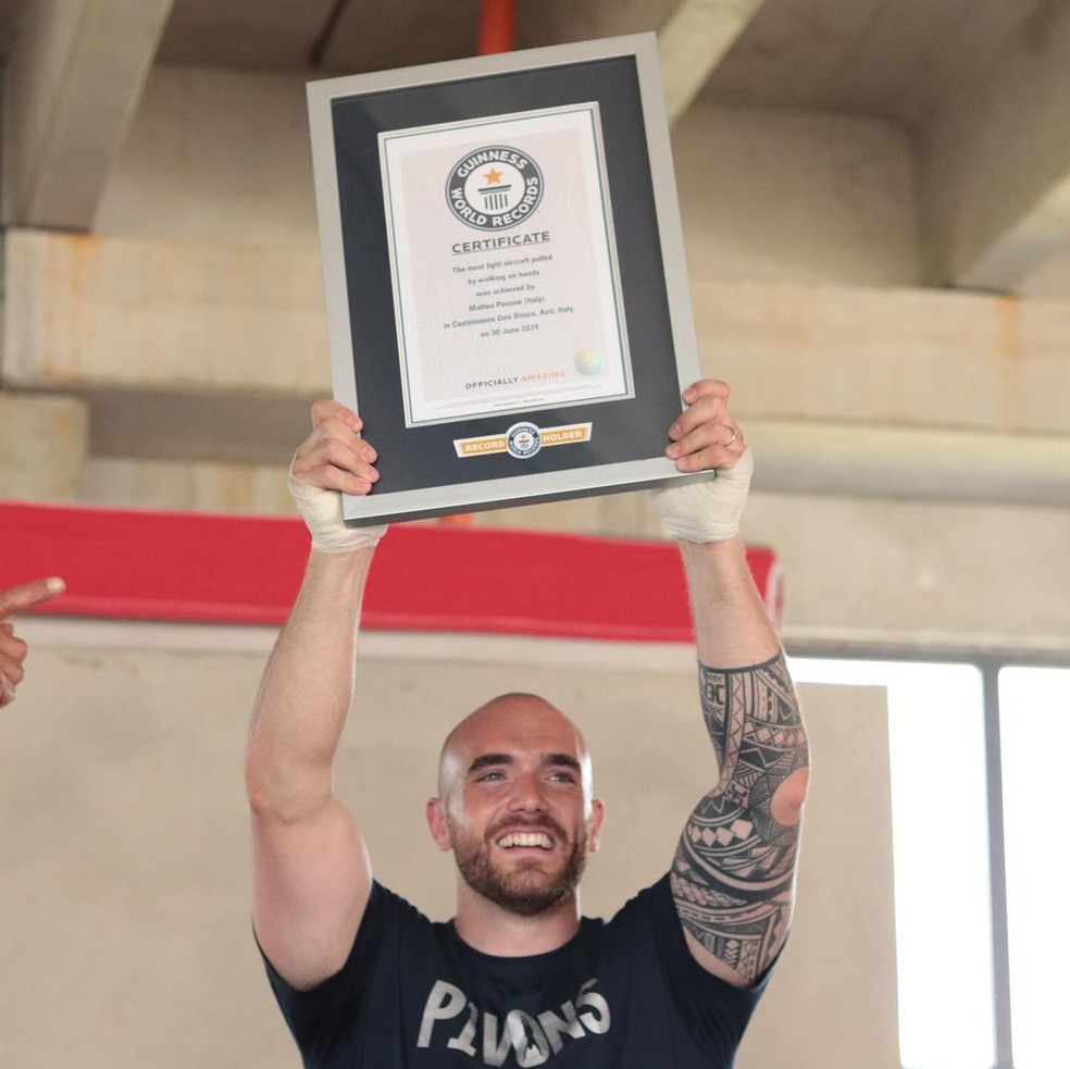 Italiano puxa 3 aviões plantando bananeira e quebra recorde; assista