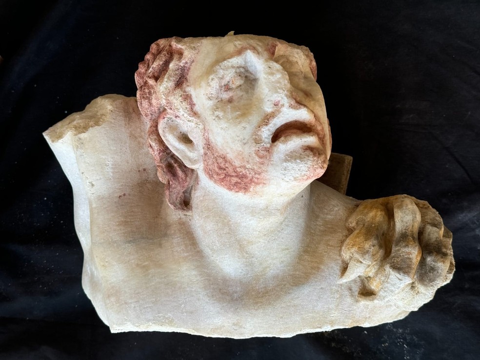 Estátua grega de Cila, ninfa transformada em monstro marinho, é achada ...
