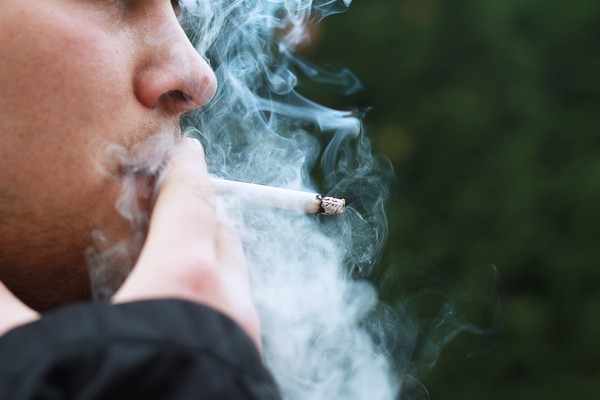 Fumar maconha e cigarro ao mesmo tempo altera o cérebro de forma particular