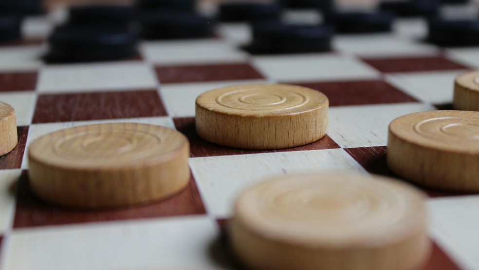 Jogo de tabuleiro de damas para brincar e treinar estratégia: 7 opções