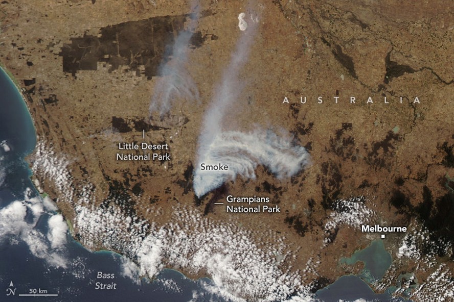 Fumaça de incêndios em parques da Austrália é vista por satélites da Nasa