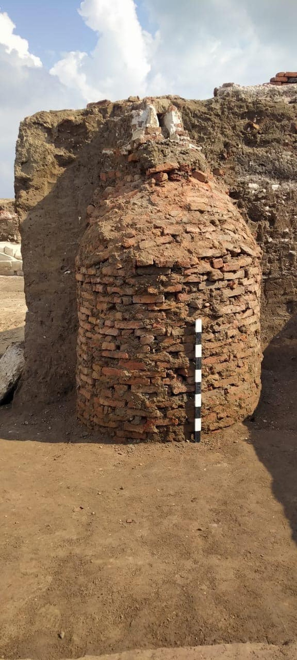 Pilares de templo do século 7 a. C. são descobertos sob monte no Egito ...