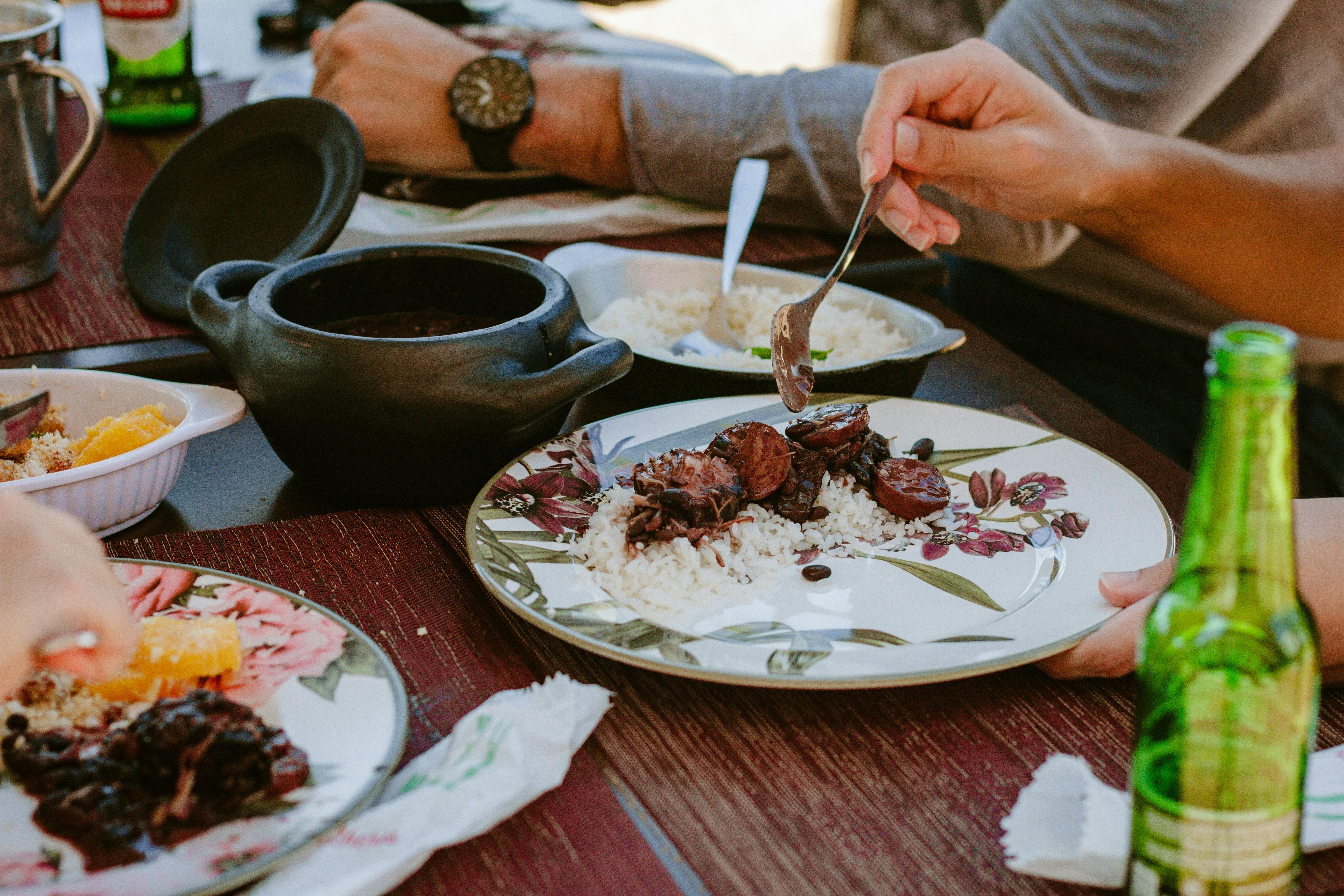 Como surgiu a feijoada? Não, ela não é uma herança dos escravizados