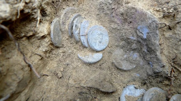 Pote com moedas de prata romanas de 2 mil anos é descoberto na Itália