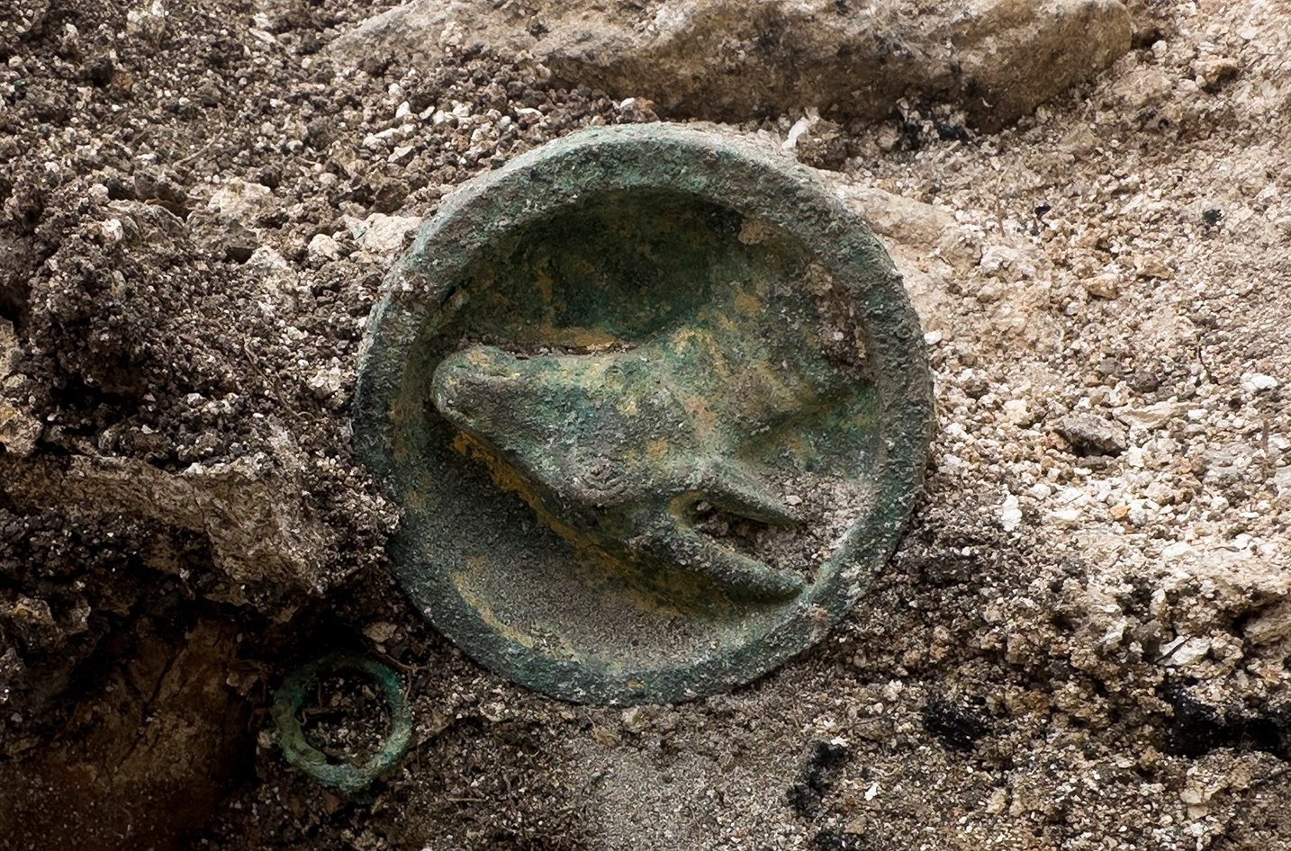 Encontrada tumba de guerreiro de 2 mil anos enterrado junto a seu ...